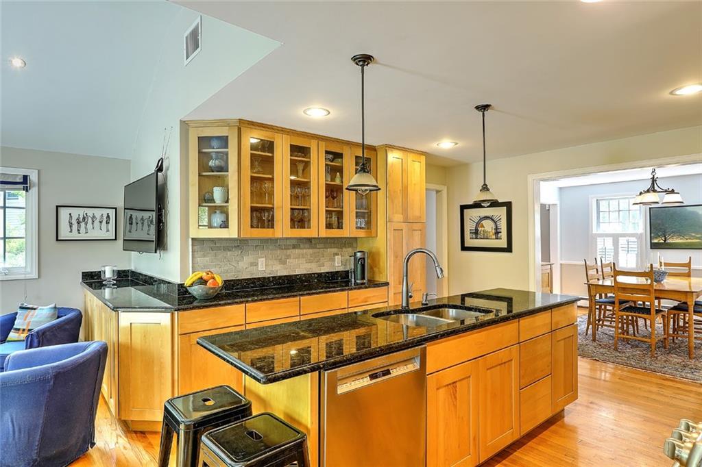 8 Meadowbrook Drive, Barrington, RI 02806 | MLS #1335485 | Lila Delman